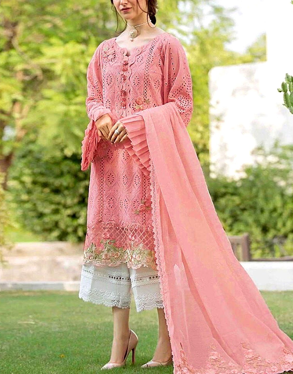 Lawn Dress Design 2024: Pakistani Lawn Suits & Lawn Collection Online ...