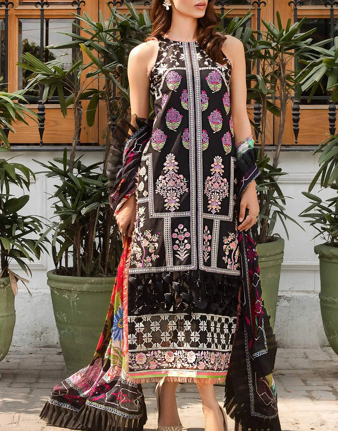 Lawn Dress Design 2025: Pakistani Lawn Suits & Lawn Collection Online ...