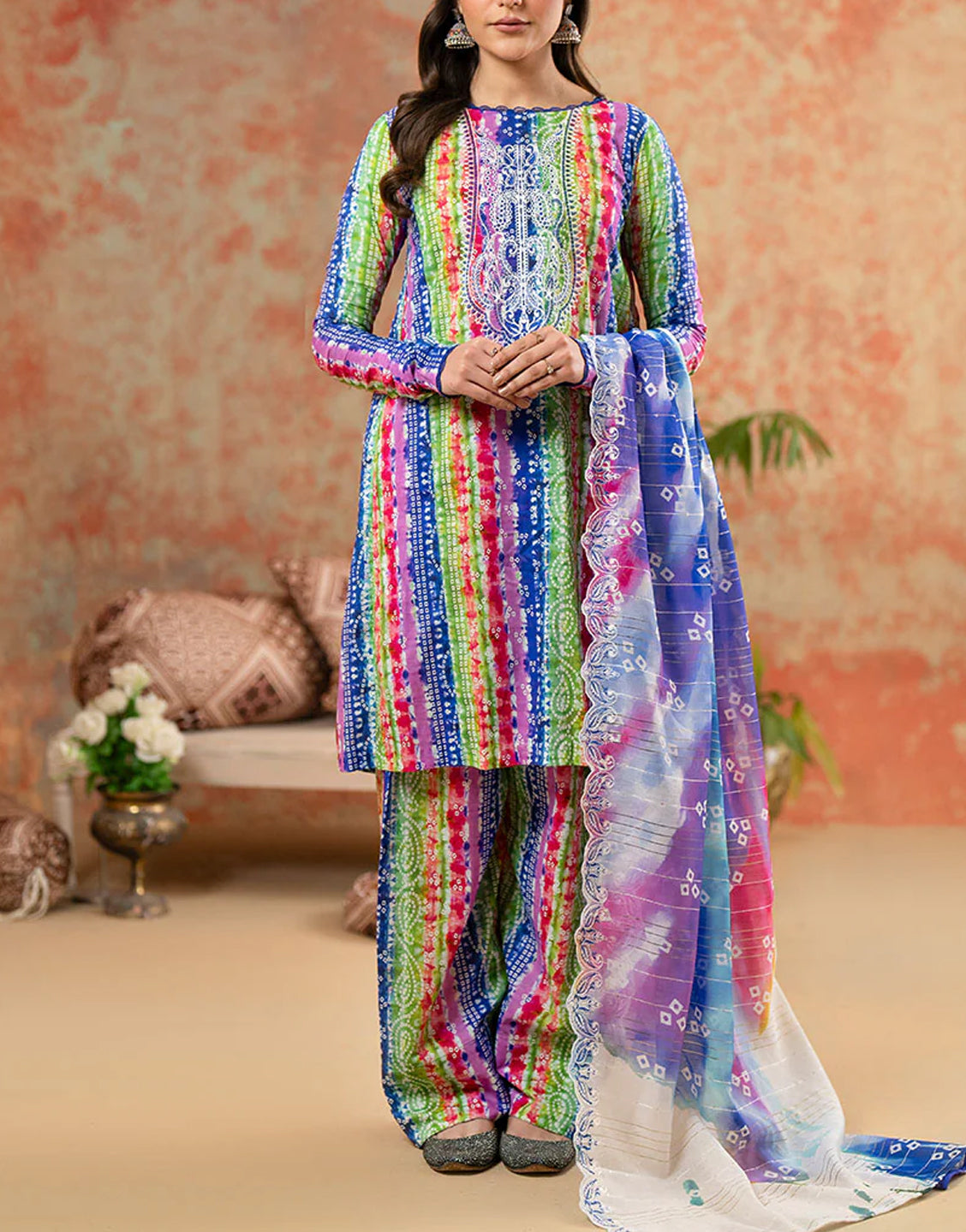 Lawn Dress Design 2025: Pakistani Lawn Suits & Lawn Collection Online ...