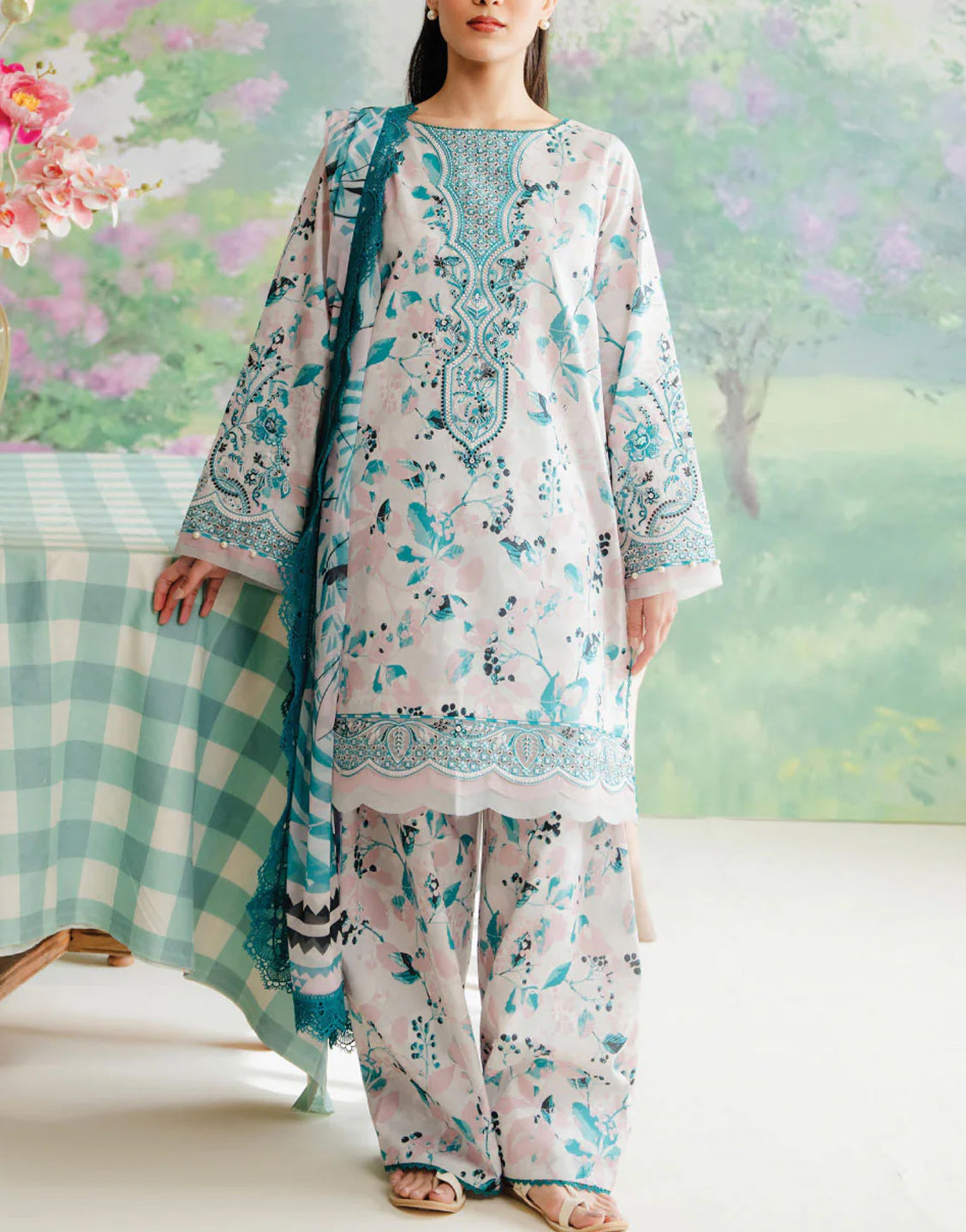 Lawn Dress Design 2025: Pakistani Lawn Suits & Lawn Collection Online ...